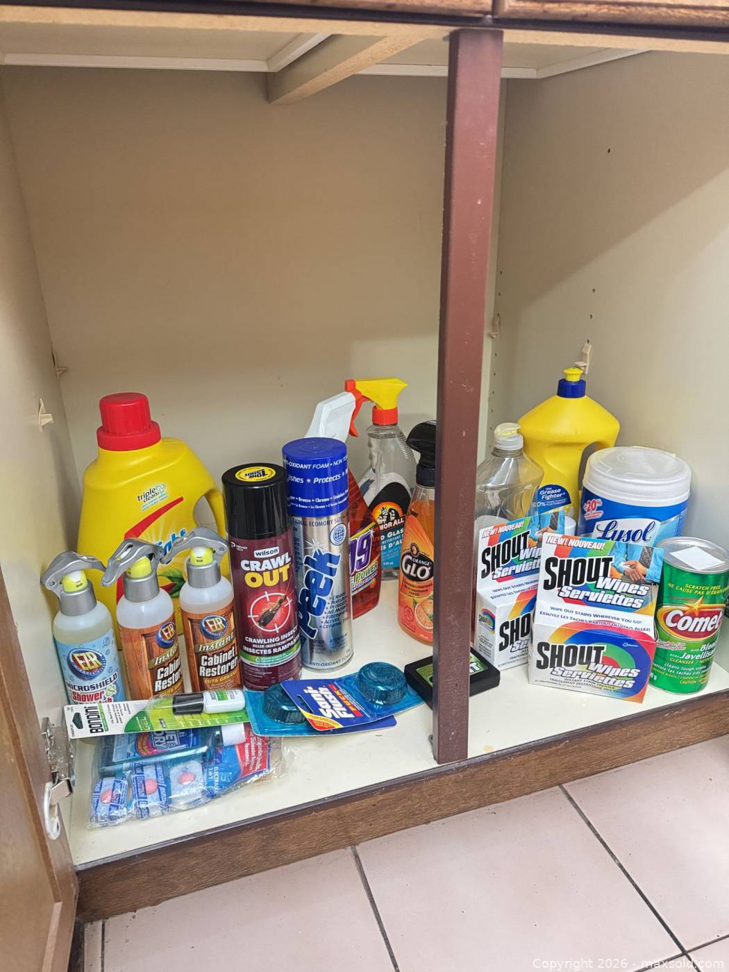 Household cleaning chemical assortment | Maxsold