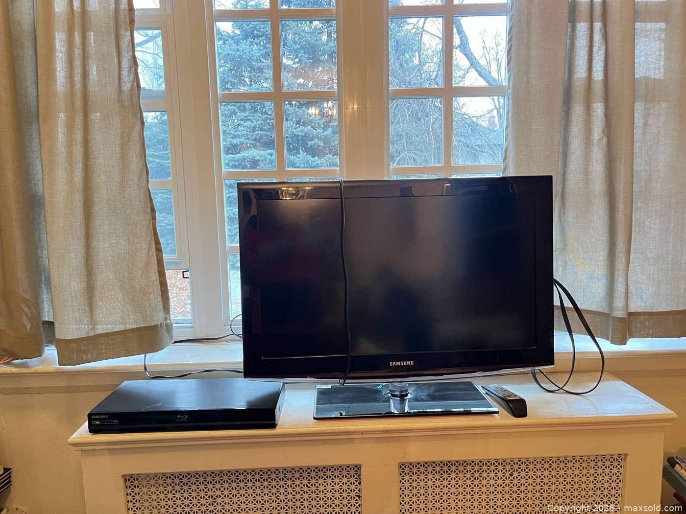 Samsung 32" LCD TV & Samsung Blu-ray Player | Maxsold