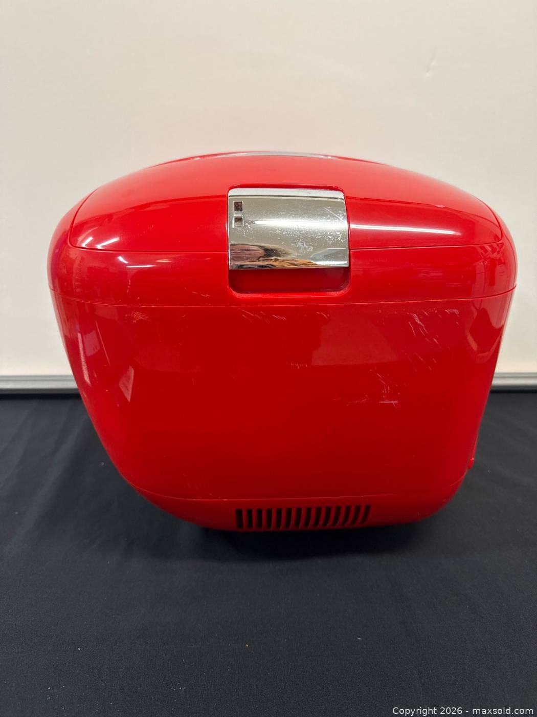 Coca-Cola red portable mini fridge, hot/cold | Maxsold