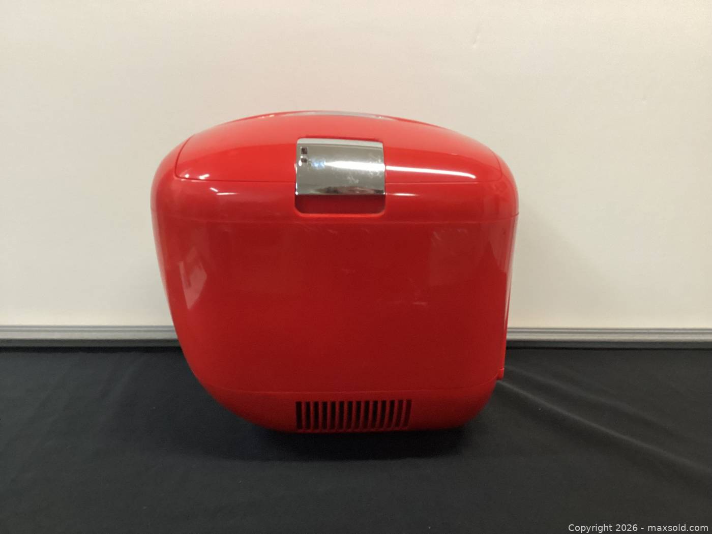 Coca-Cola red portable mini fridge, hot/cold | Maxsold
