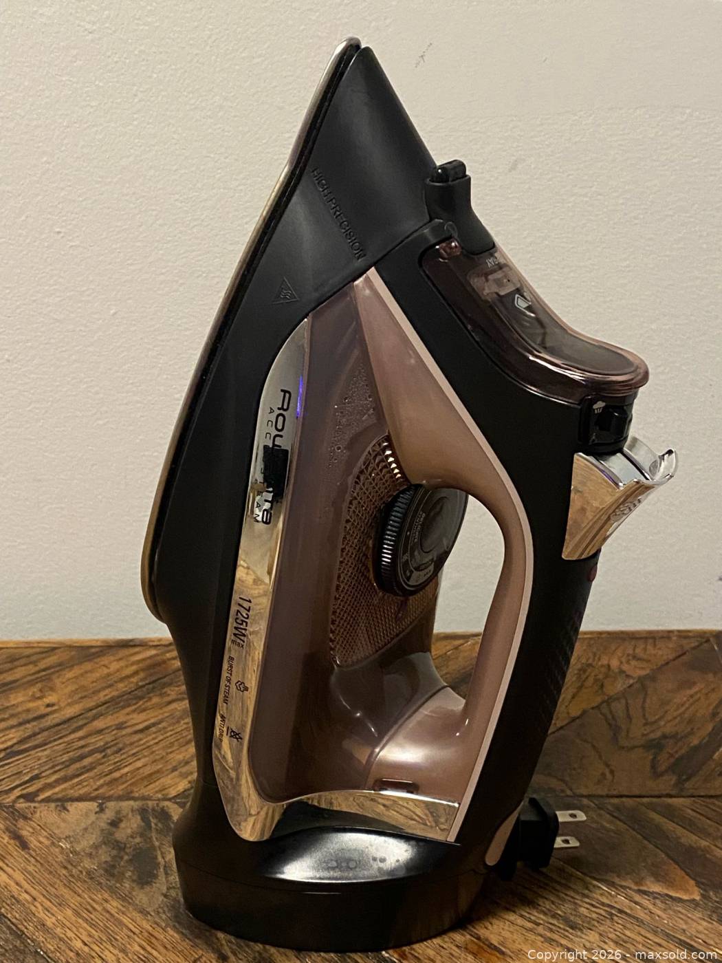 Rowenta Access Steam iron 1725W with ironing board | Maxsold