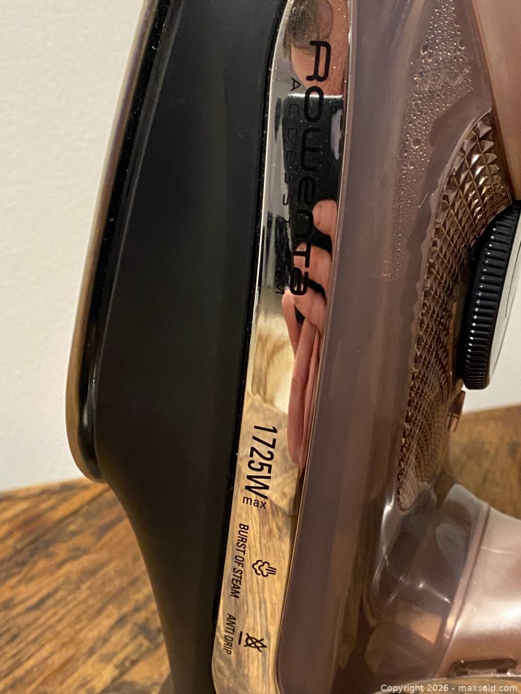 Rowenta Access Steam iron 1725W with ironing board | Maxsold