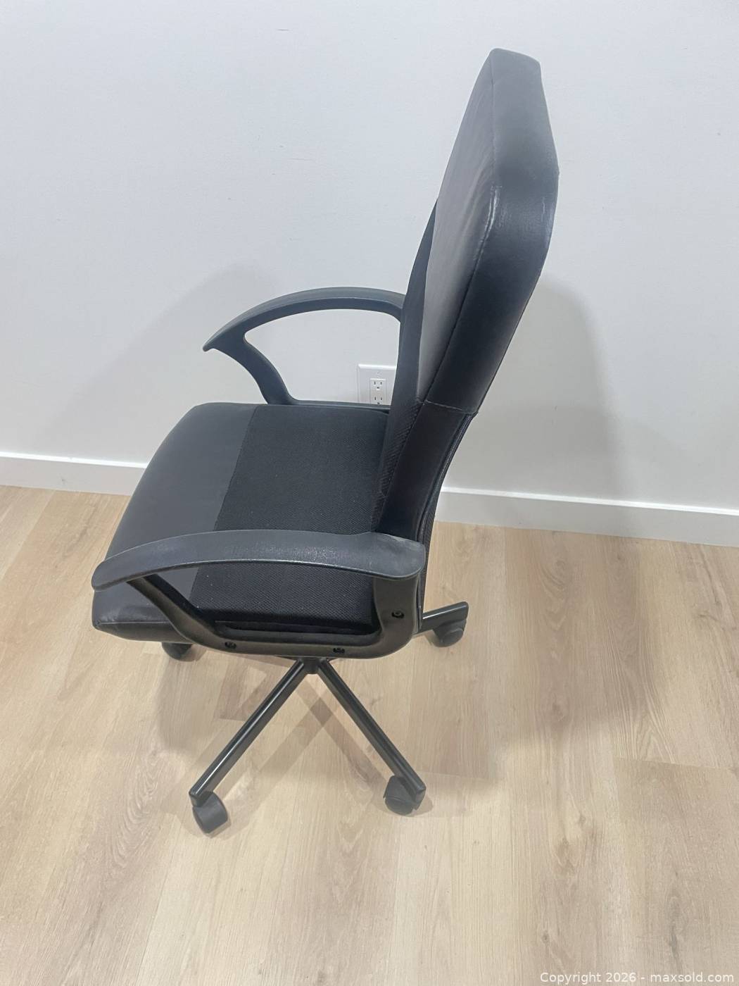 Adjustable black computer chair on casters | Maxsold