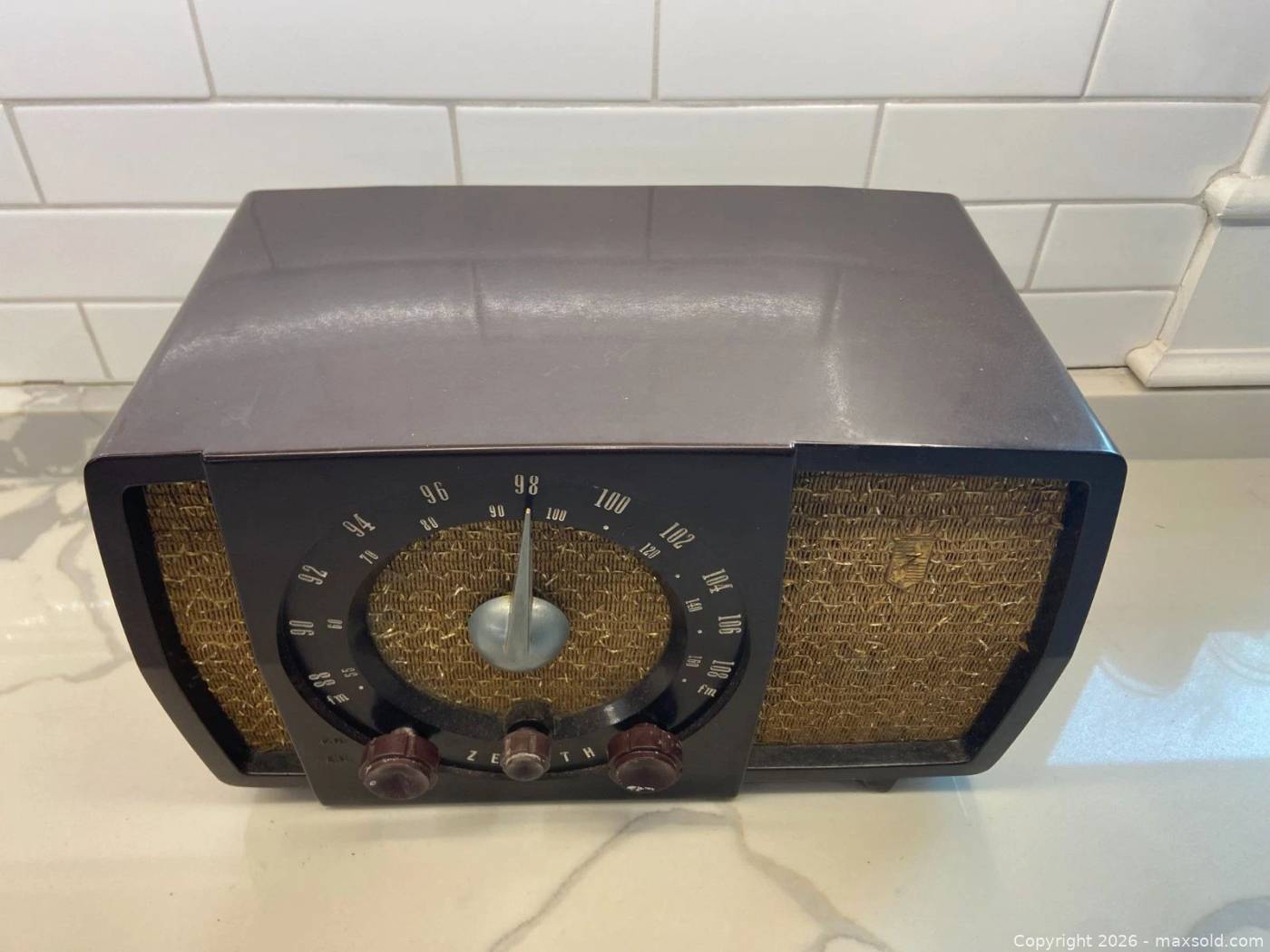 Zenith 7H04Z2 Bakelite Tube AM/FM Radio | Maxsold