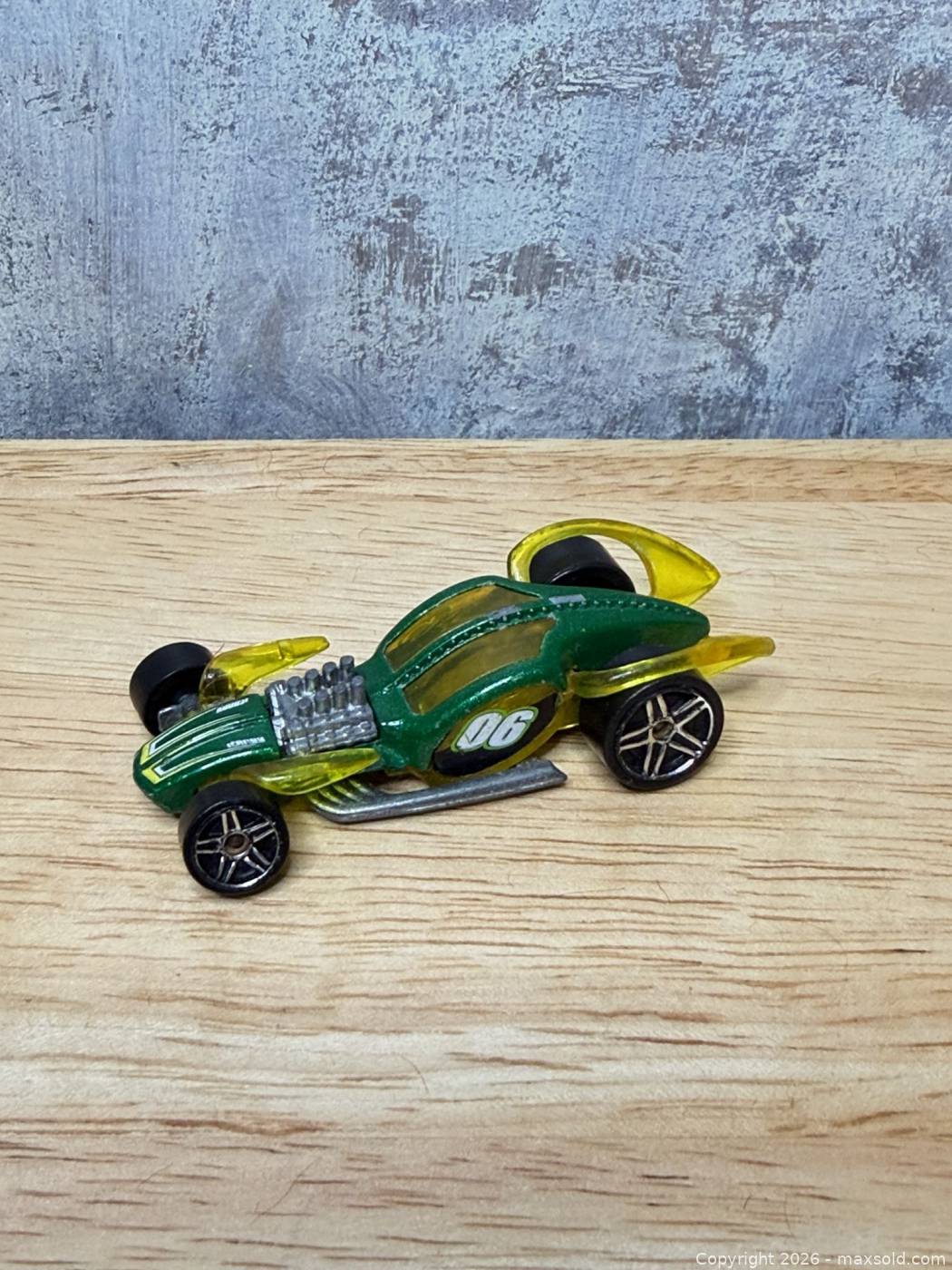 Hot Wheels 1:64 Die-Cast Toy Car 2001 | Maxsold