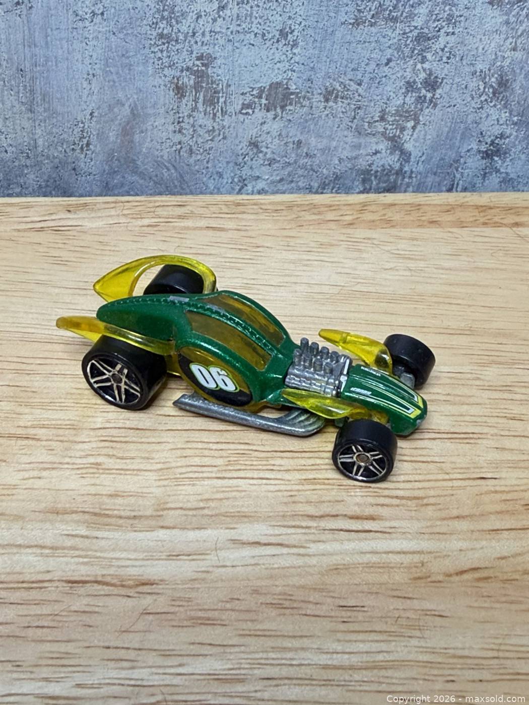 Hot Wheels 1:64 Die-Cast Toy Car 2001 | Maxsold