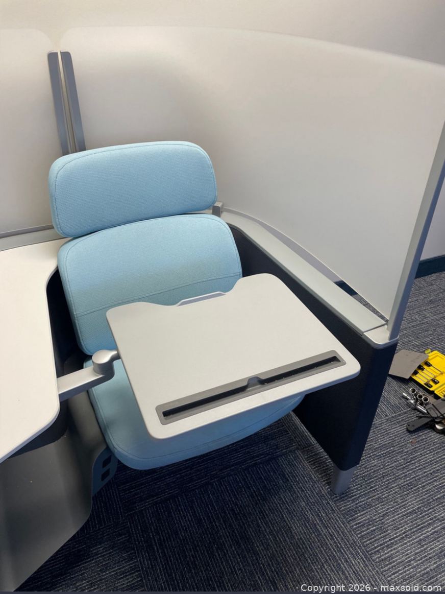 Steelcase Brody WorkLounge privacy workstation | Maxsold