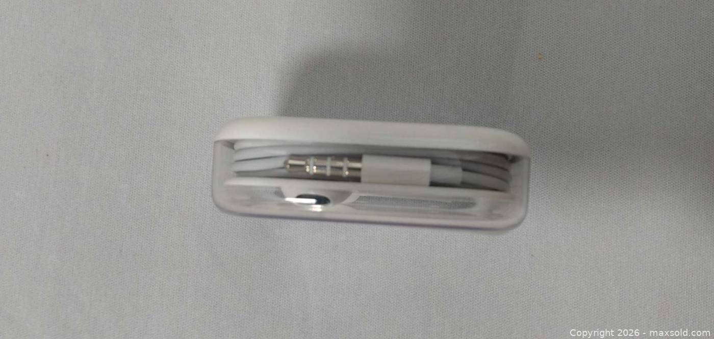 Apple EarPods wired earphones 3.5 mm jack | Maxsold