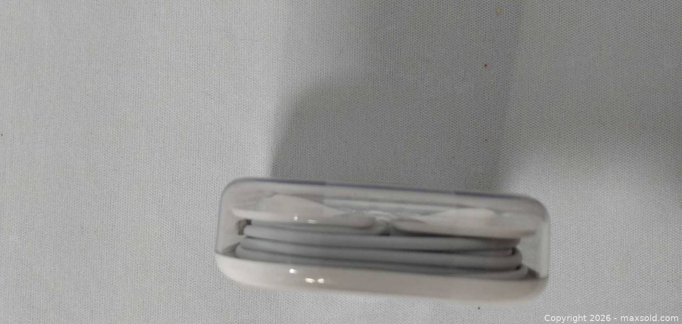 Apple EarPods wired earphones 3.5 mm jack | Maxsold