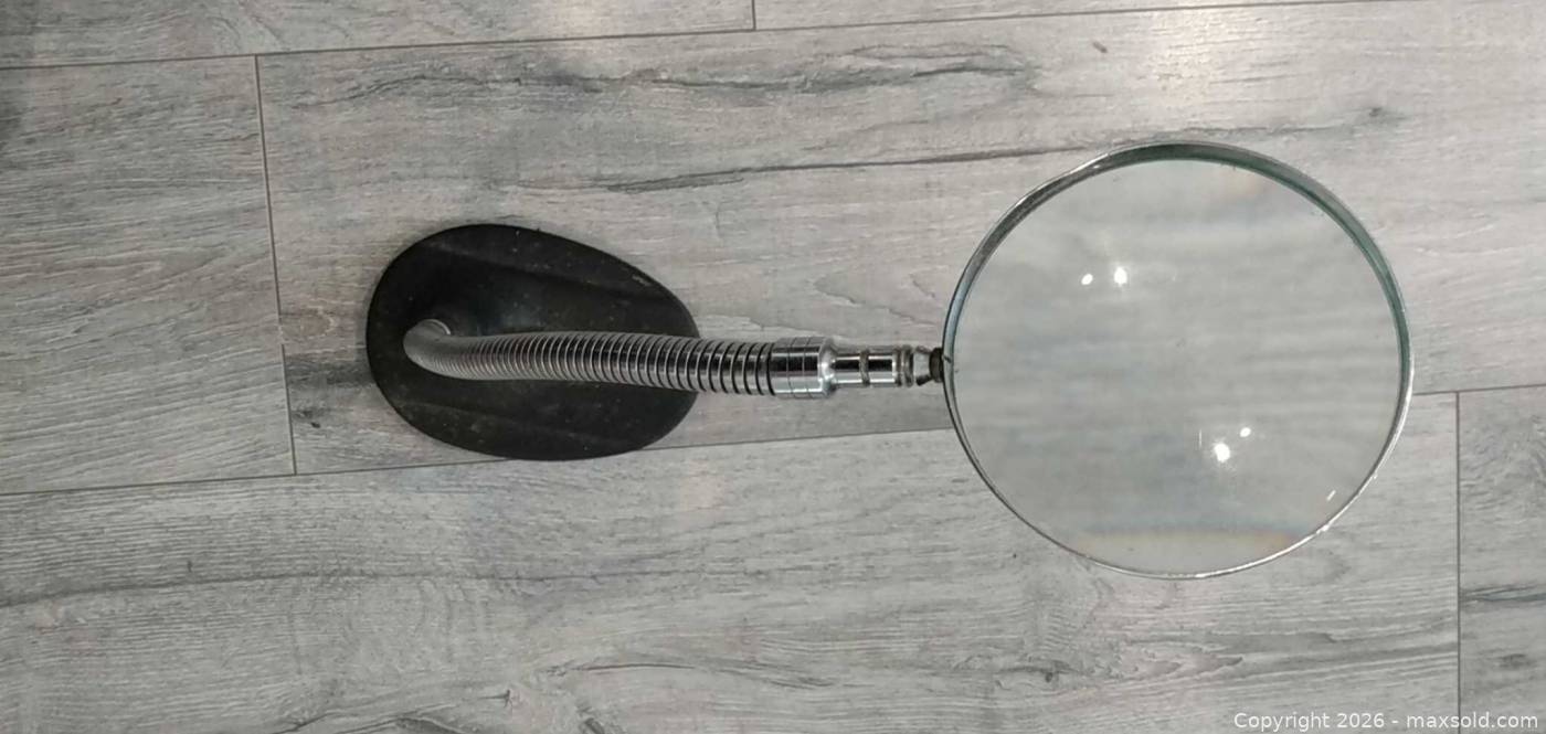 Freestanding magnifying glass, 4-in lens | Maxsold