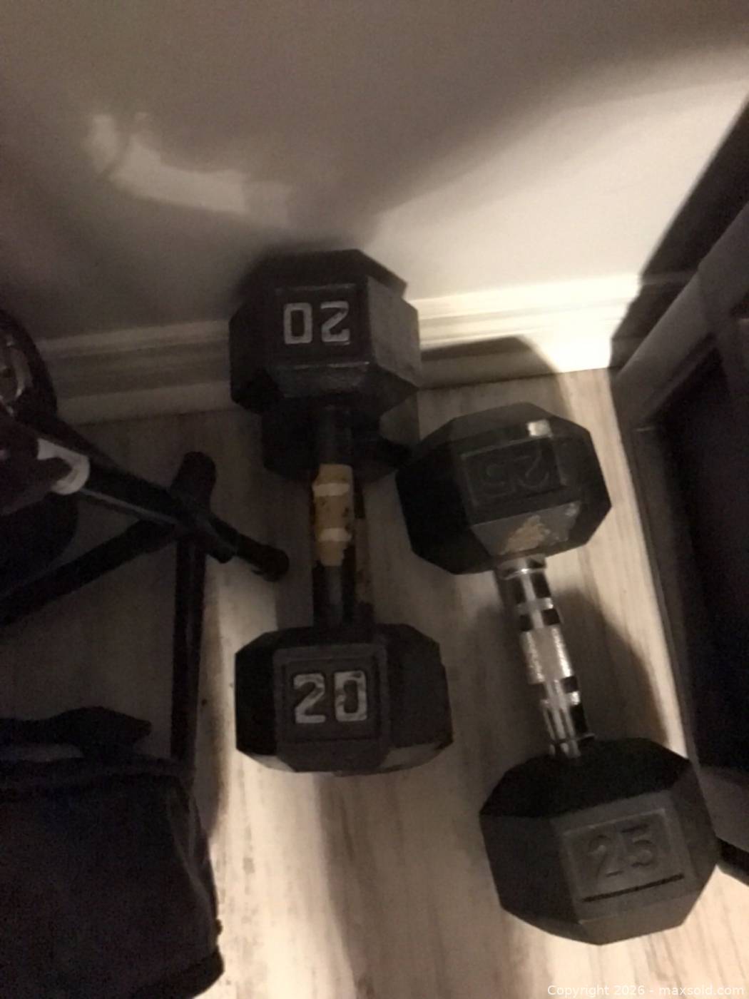 Hex rubber-coated 20 lb & 25 lb dumbbells | Maxsold