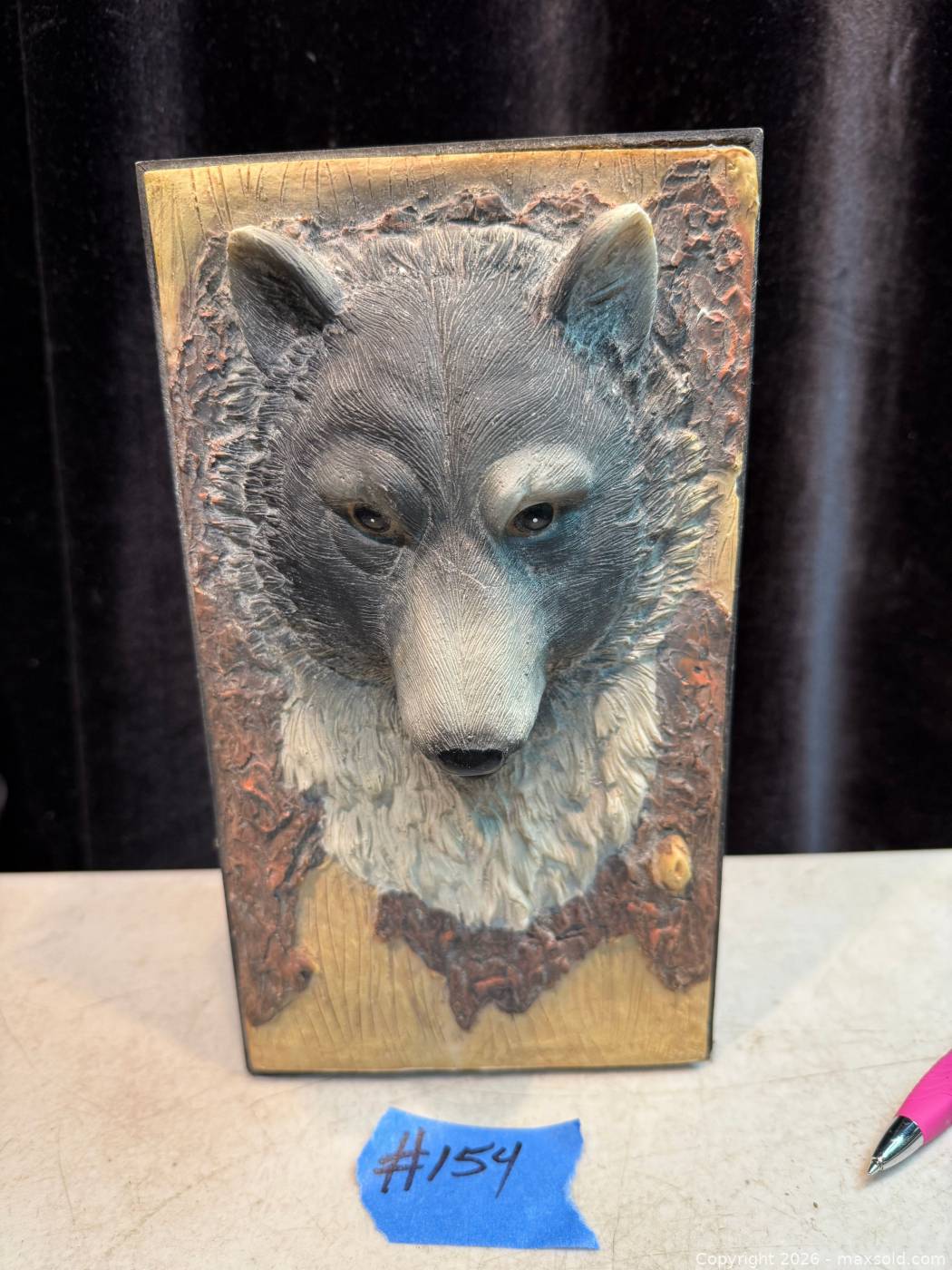 Wolf relief wall plaque | Maxsold