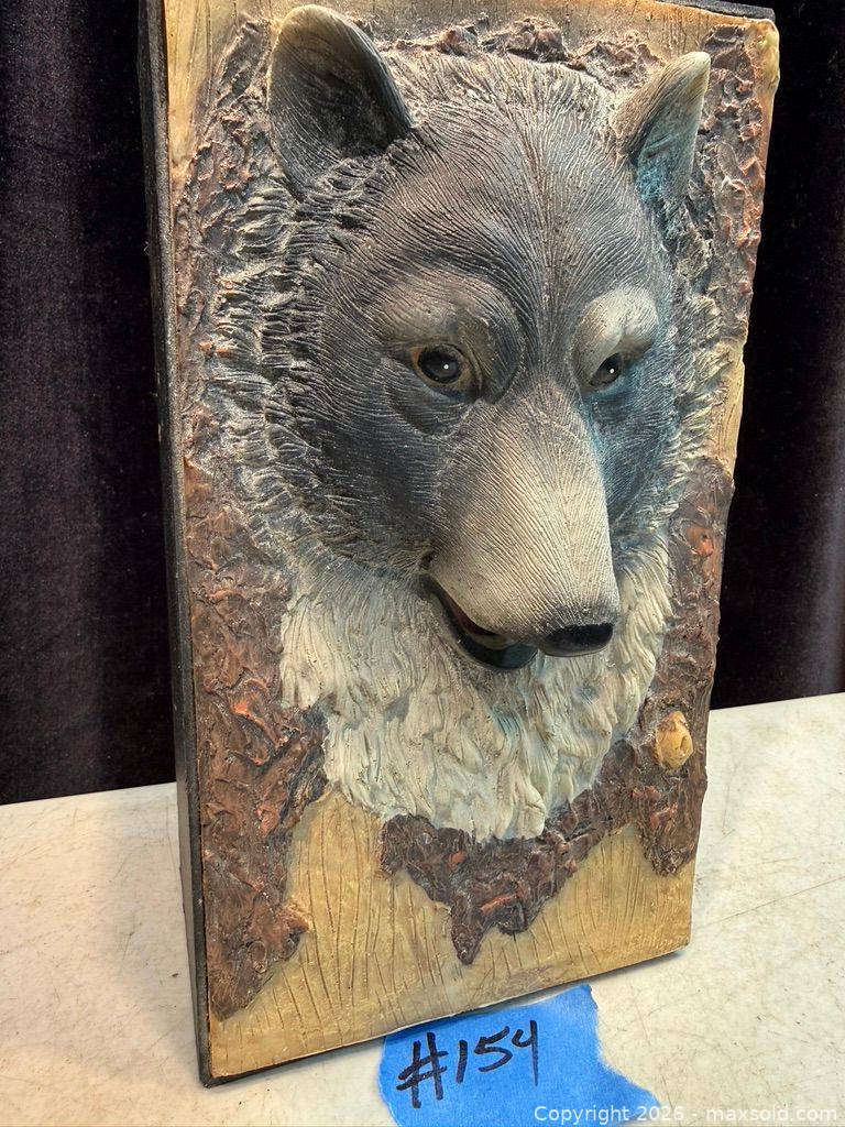 Wolf relief wall plaque | Maxsold