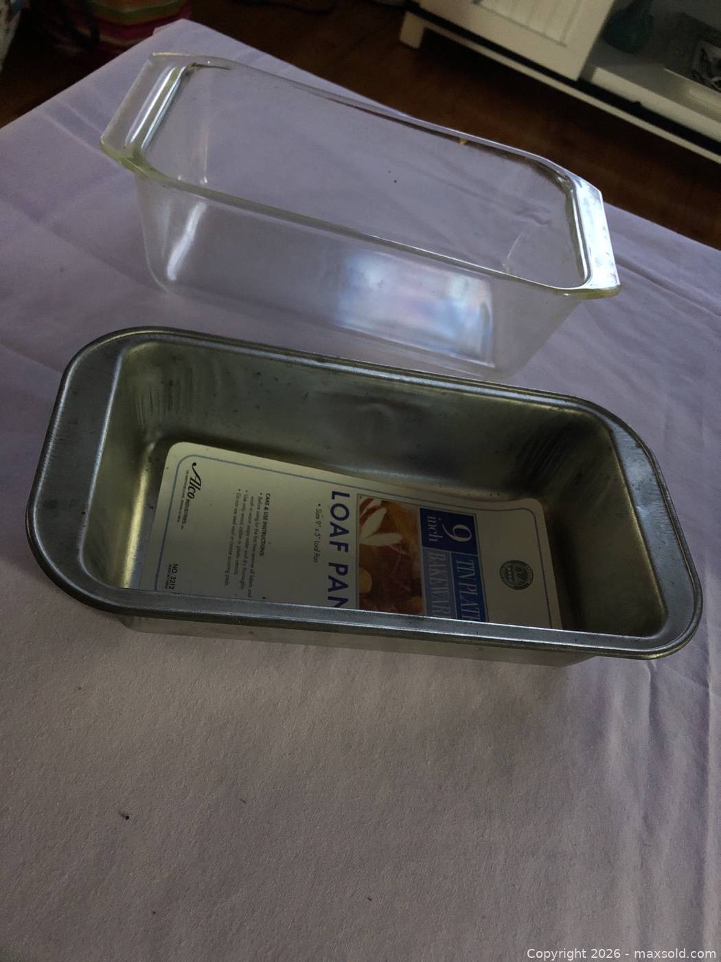 Pyrex glass loaf pan and Alco metal loaf pan | Maxsold