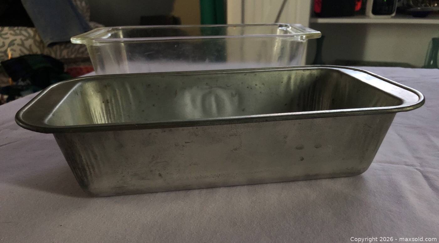 Pyrex glass loaf pan and Alco metal loaf pan | Maxsold