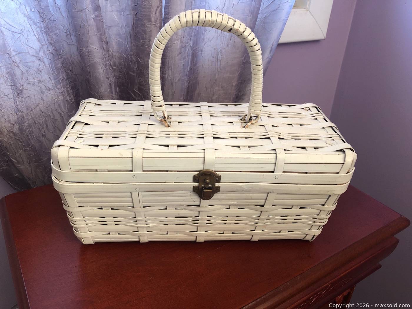 White wicker hinged lunch/bread basket | Maxsold