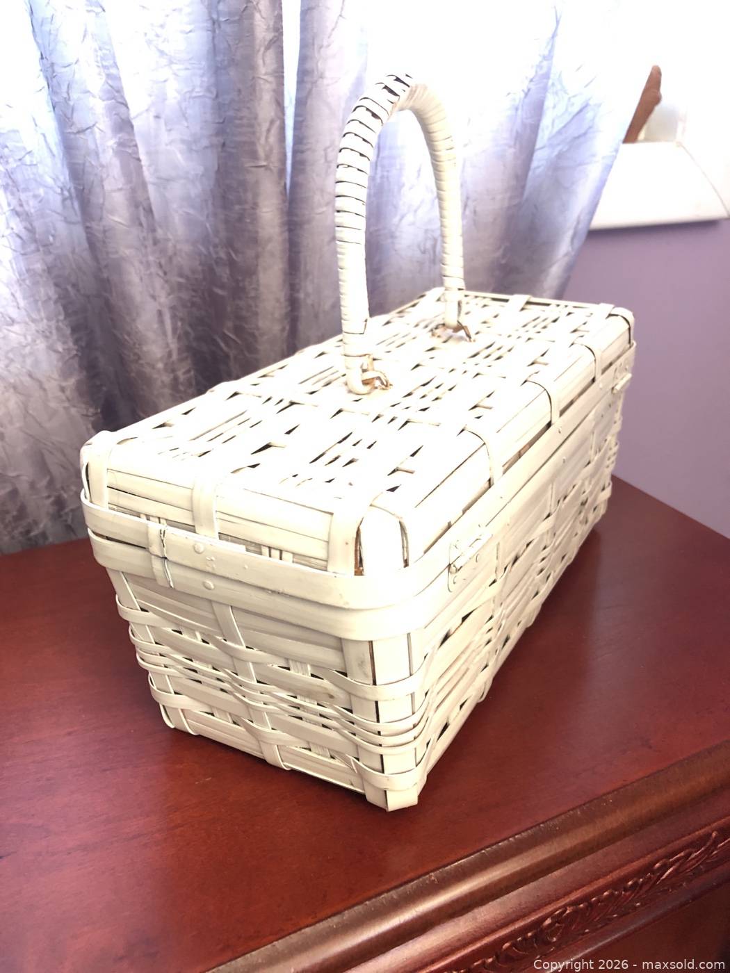 White wicker hinged lunch/bread basket | Maxsold