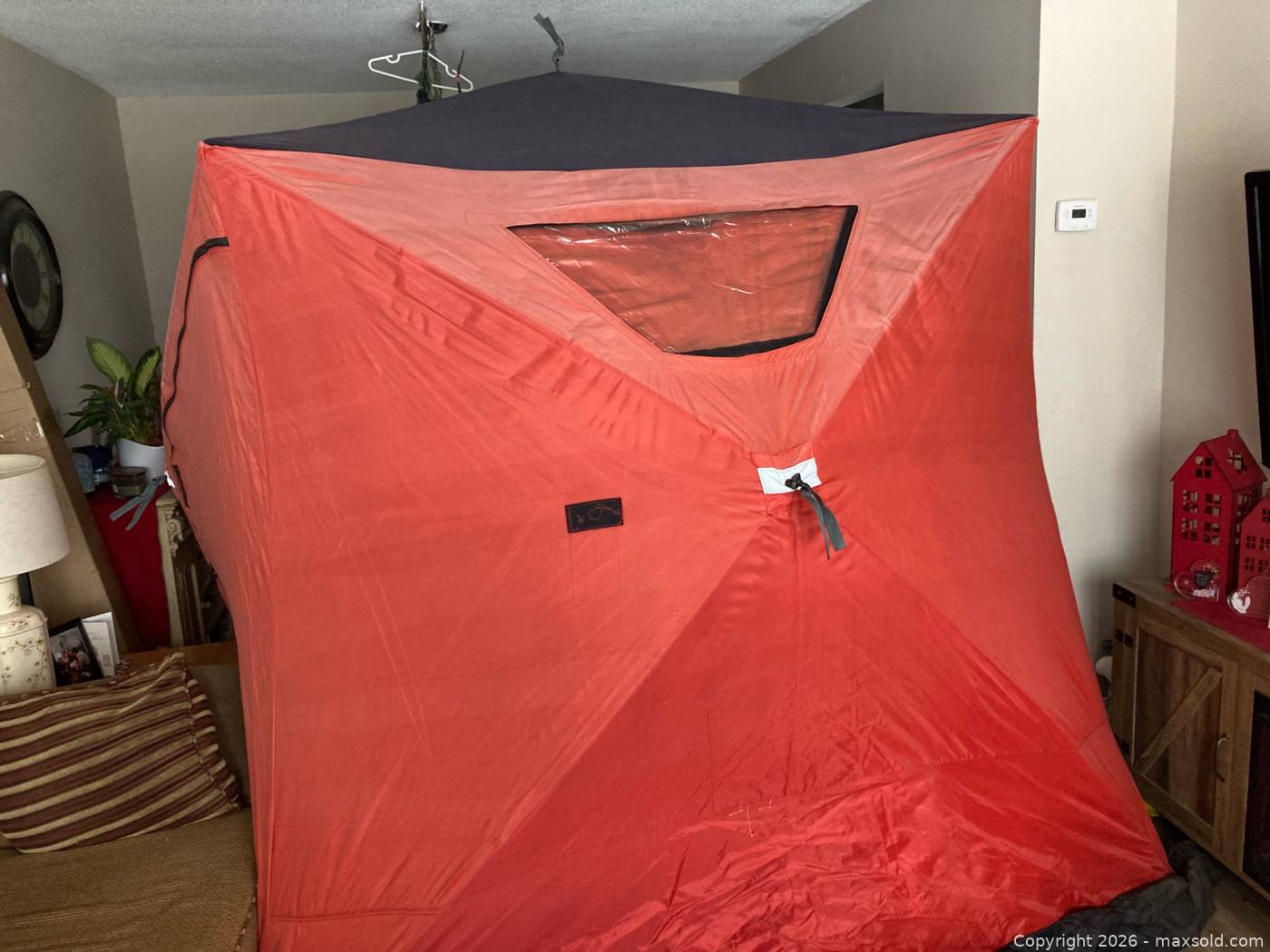 Pop-up ice fishing hut | Maxsold