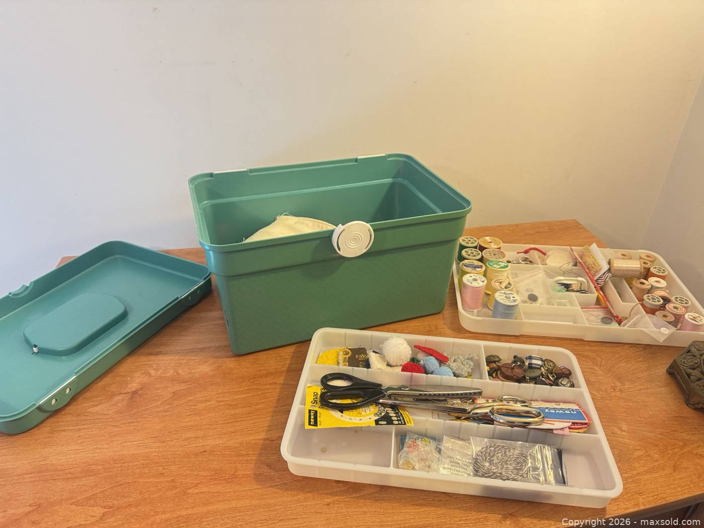 Plastic sewing box with notions | Maxsold