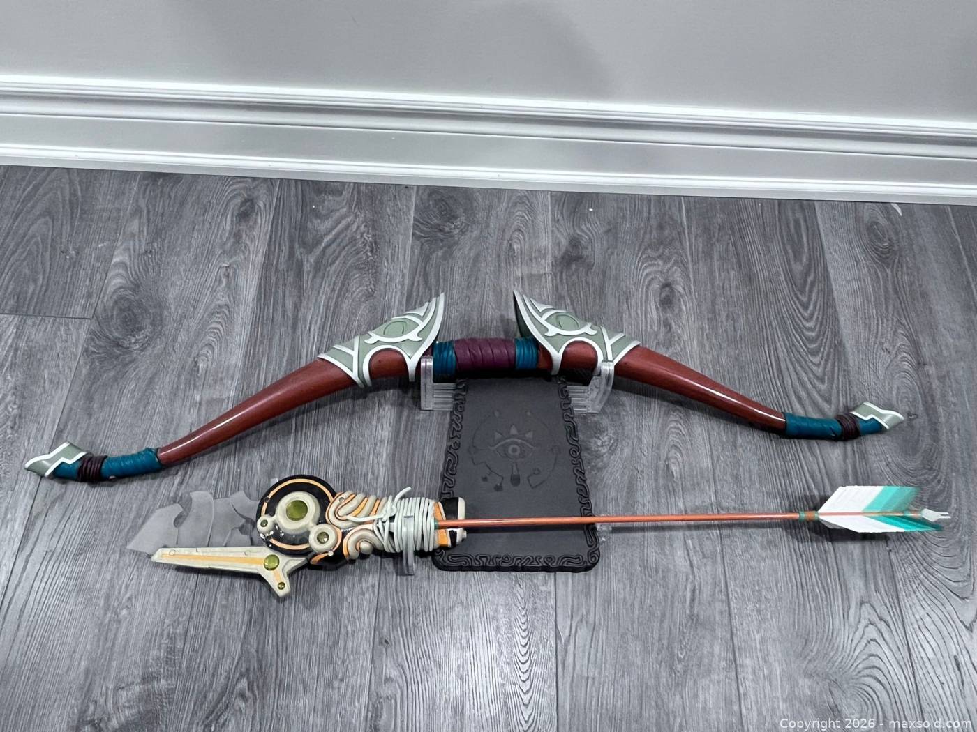 Nintendo Zelda BOTW bow, light arrow, mount | Maxsold