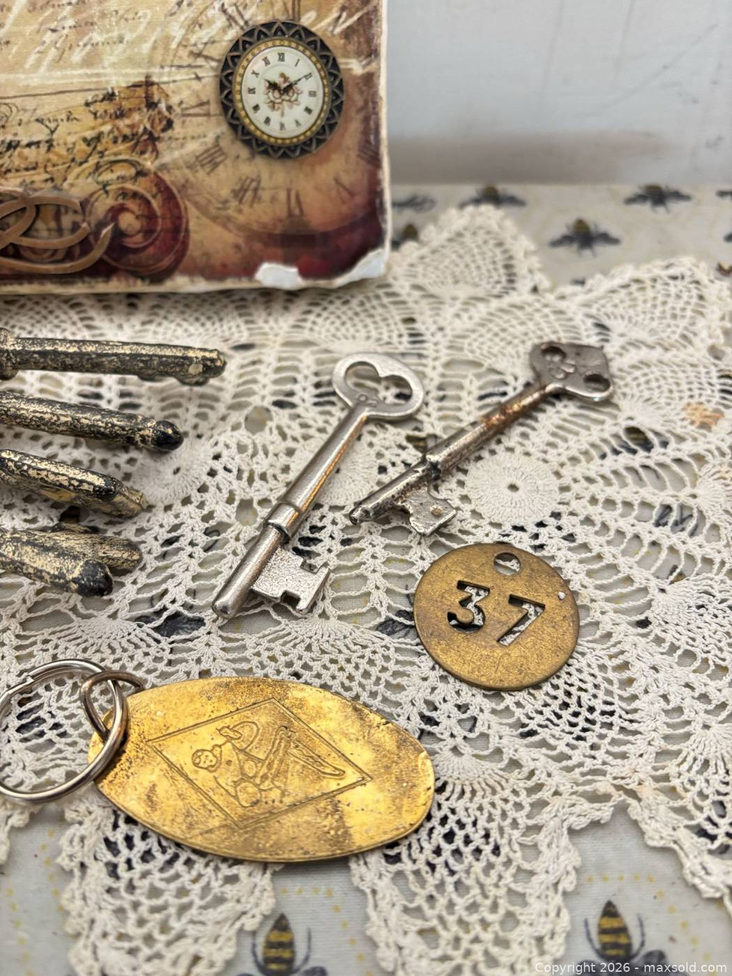 Skeleton keys, tags & key wall plaque | Maxsold