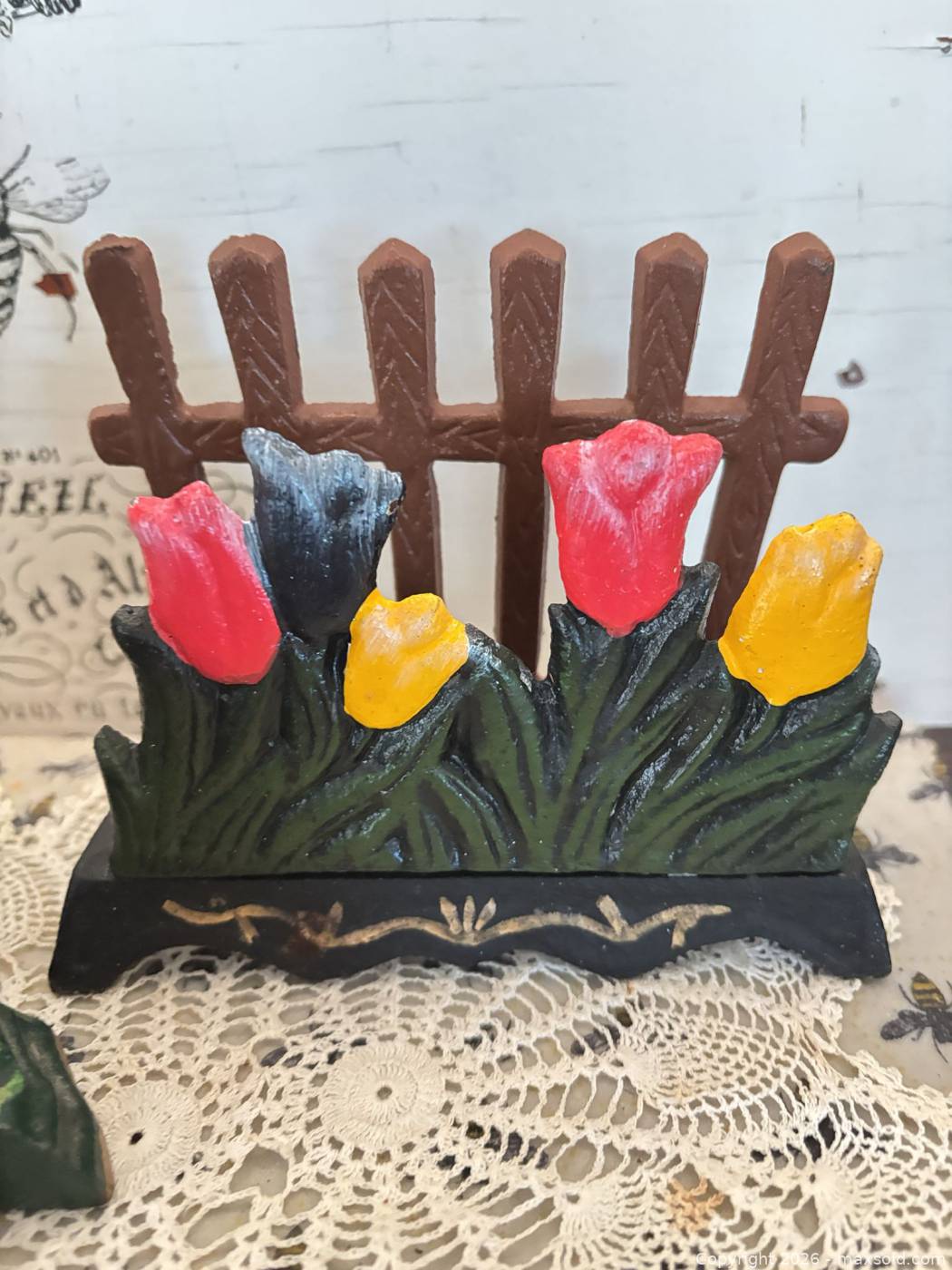 Vintage cast iron doorstops and plaster chick | Maxsold