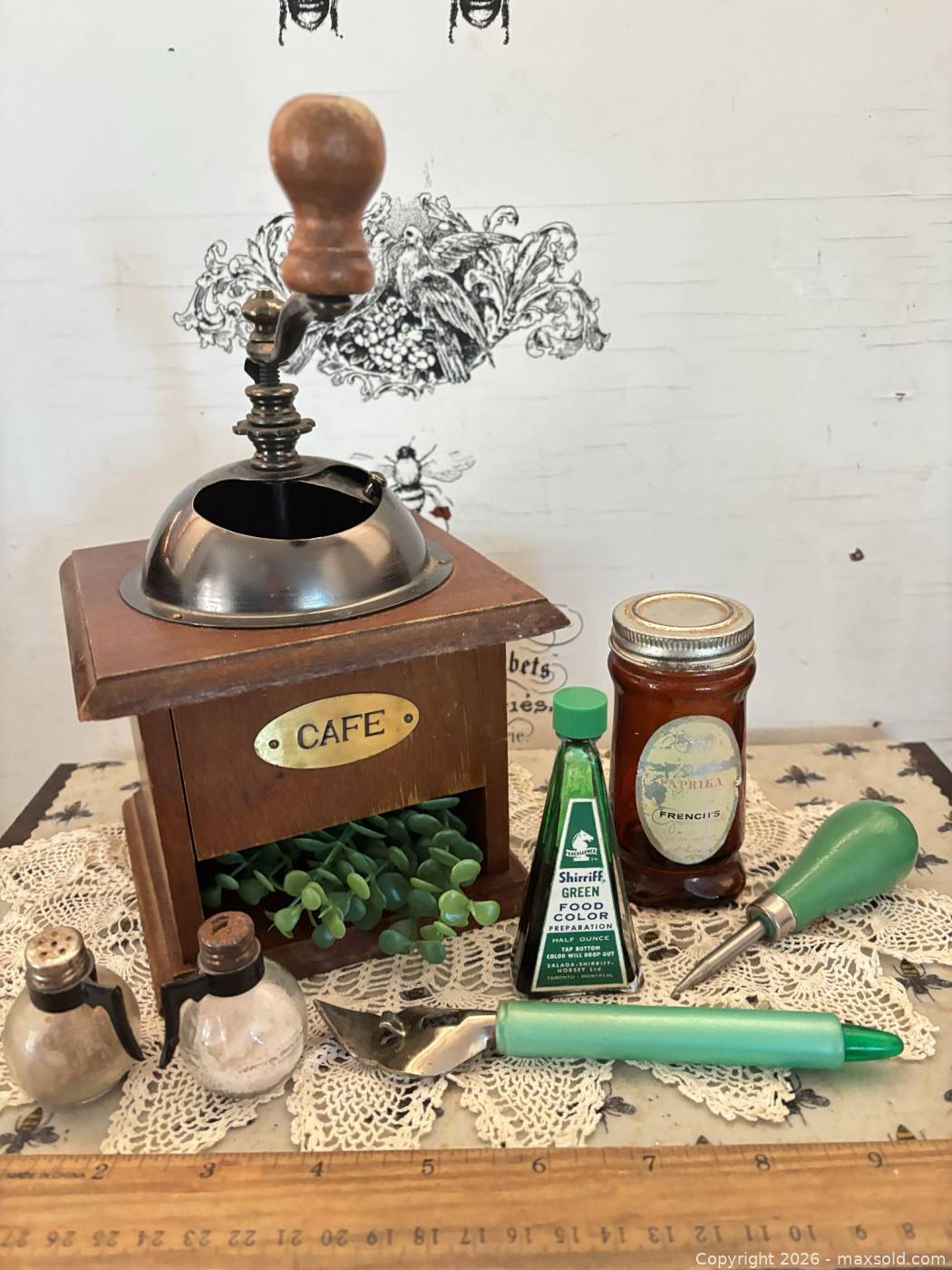 Manual coffee grinder & assorted vintage kitchen items | Maxsold