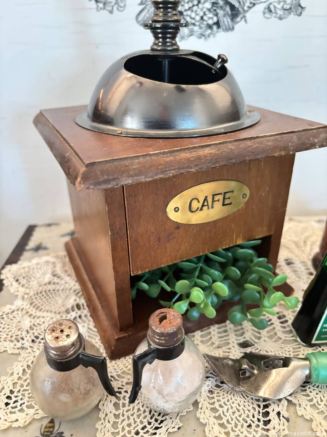 Manual coffee grinder & assorted vintage kitchen items | Maxsold