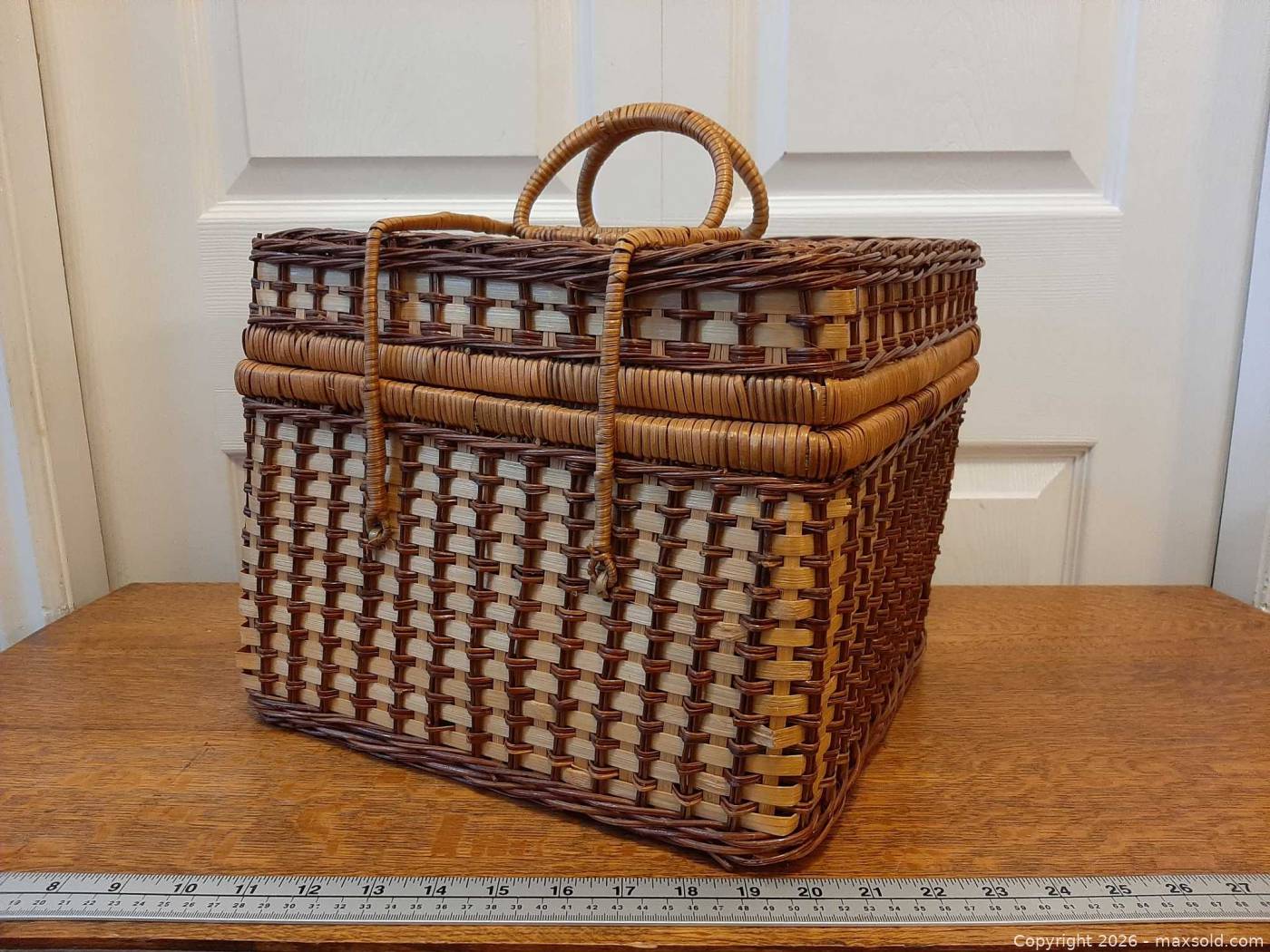 Vintage two-tone wicker picnic basket | Maxsold