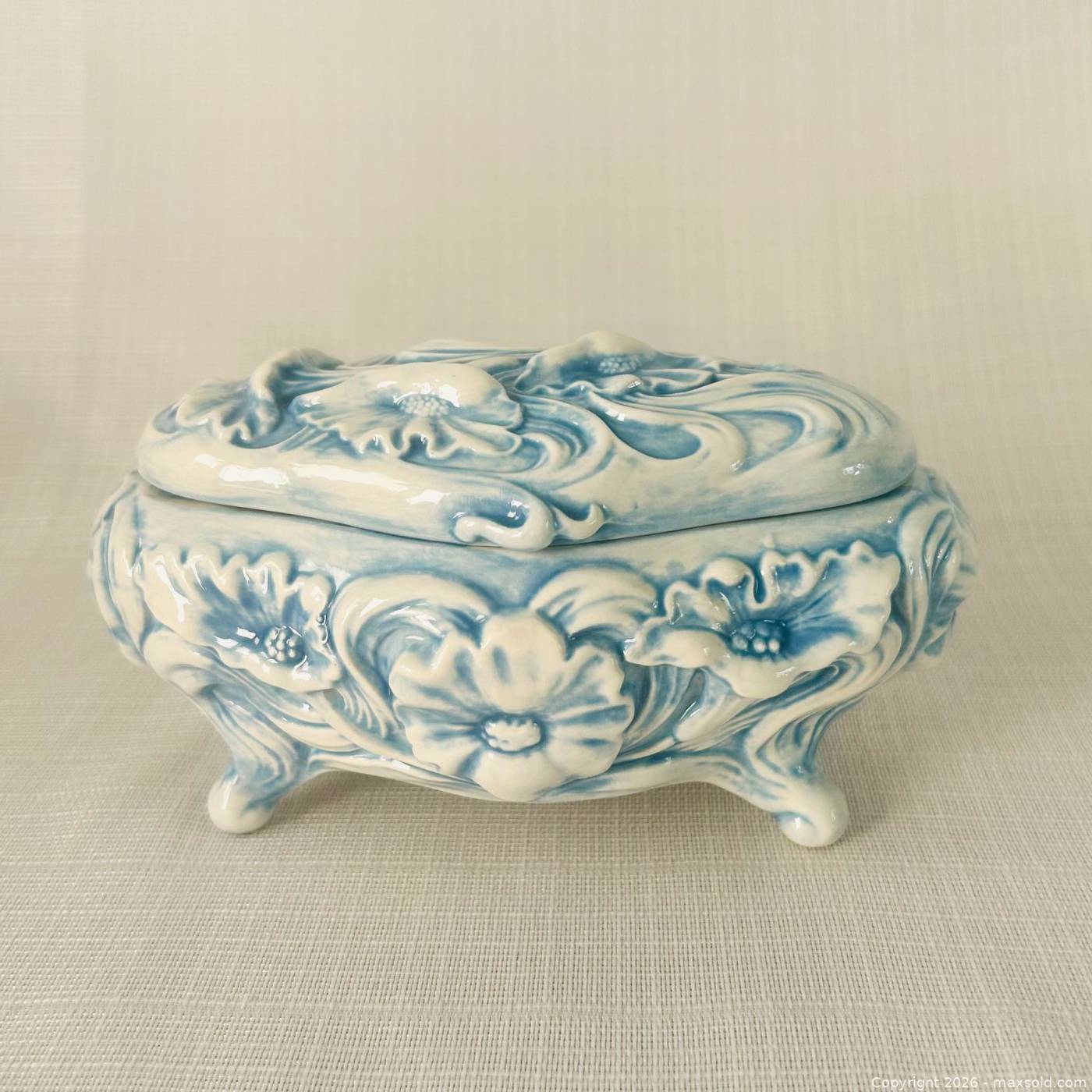 Blue and white porcelain floral trinket box | Maxsold