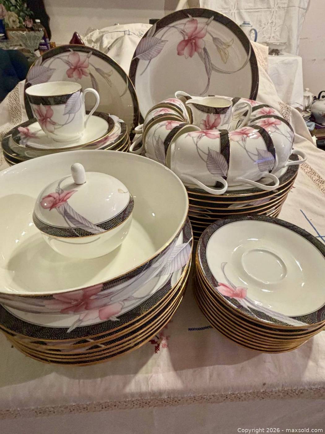 Mikasa Cosmo 63-piece dinnerware set | Maxsold