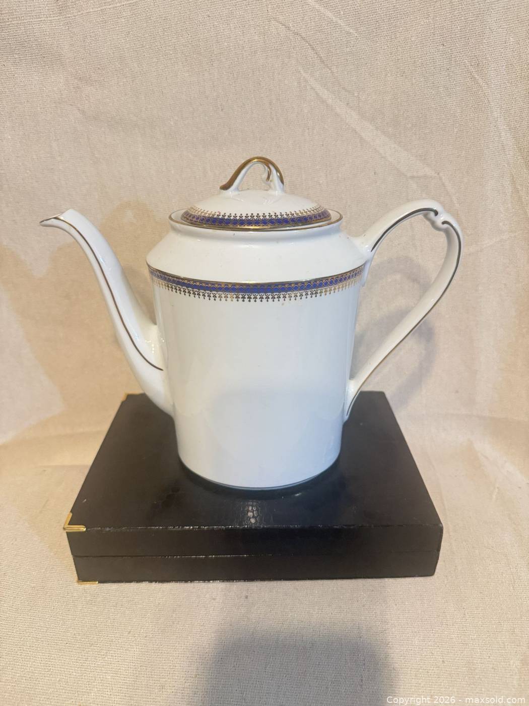 Winterling Bavaria porcelain teapot, cobalt band gilt | Maxsold