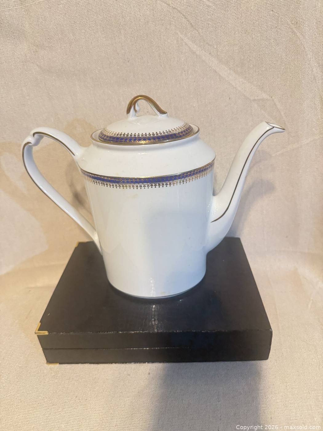 Winterling Bavaria porcelain teapot, cobalt band gilt | Maxsold