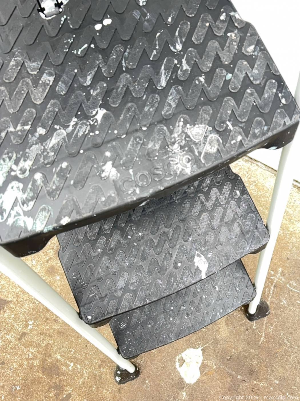Cosco 3-step folding ladder with tray | Maxsold