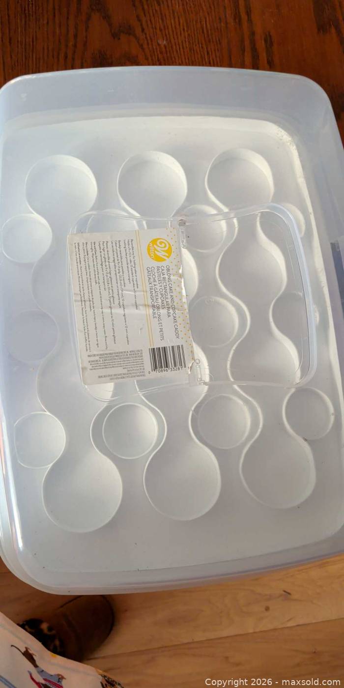 Pyrex 13-in glass baking dish with lid and cupcake carrier | Maxsold