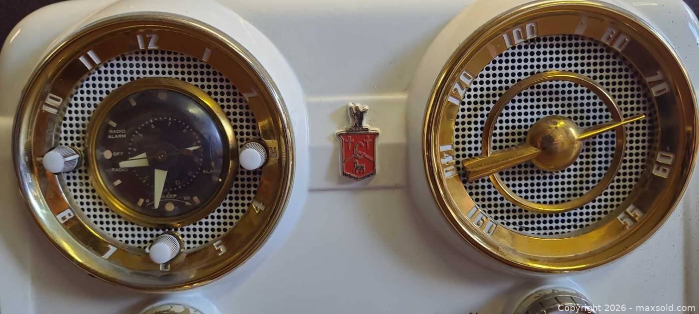 Crosley D-25 ivory clock radio | Maxsold