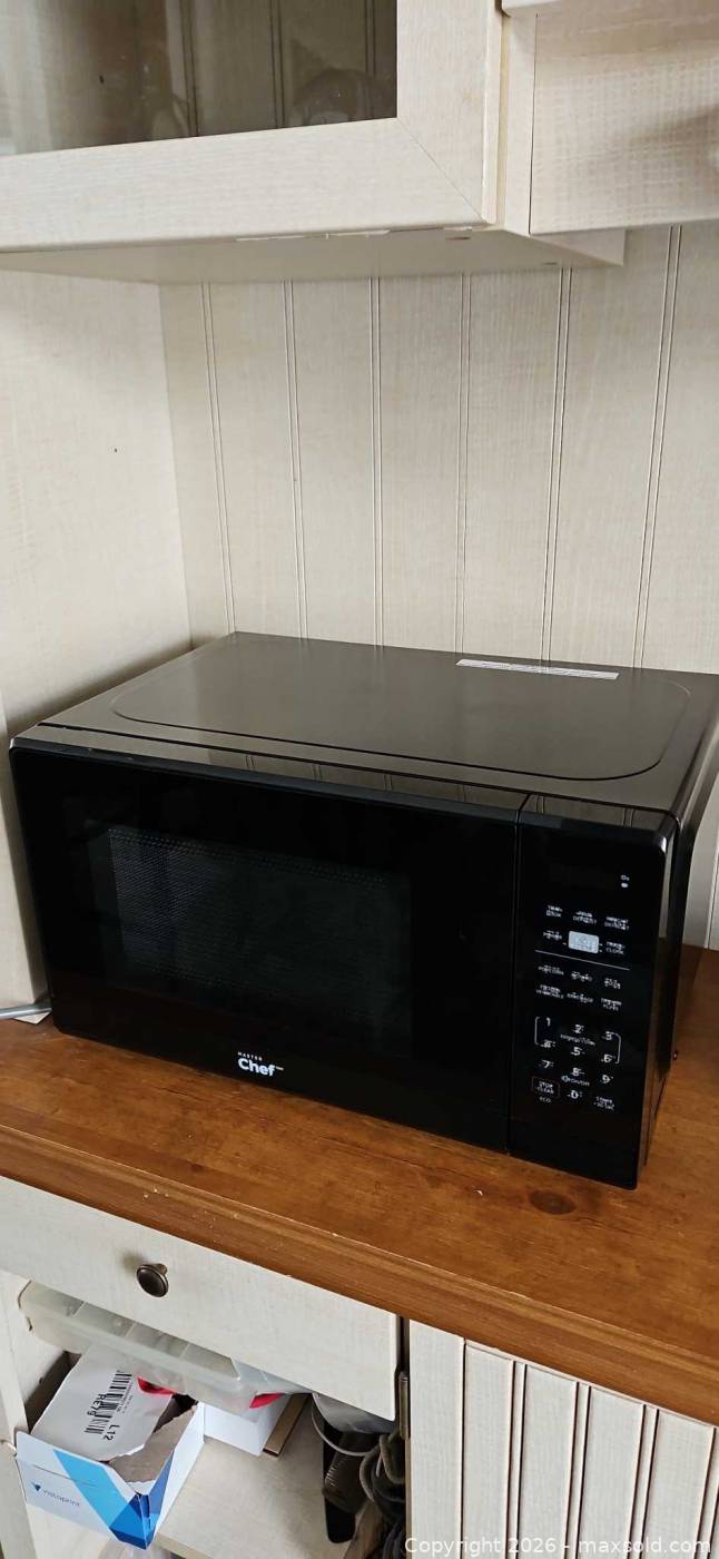 Master Chef black countertop microwave | Maxsold