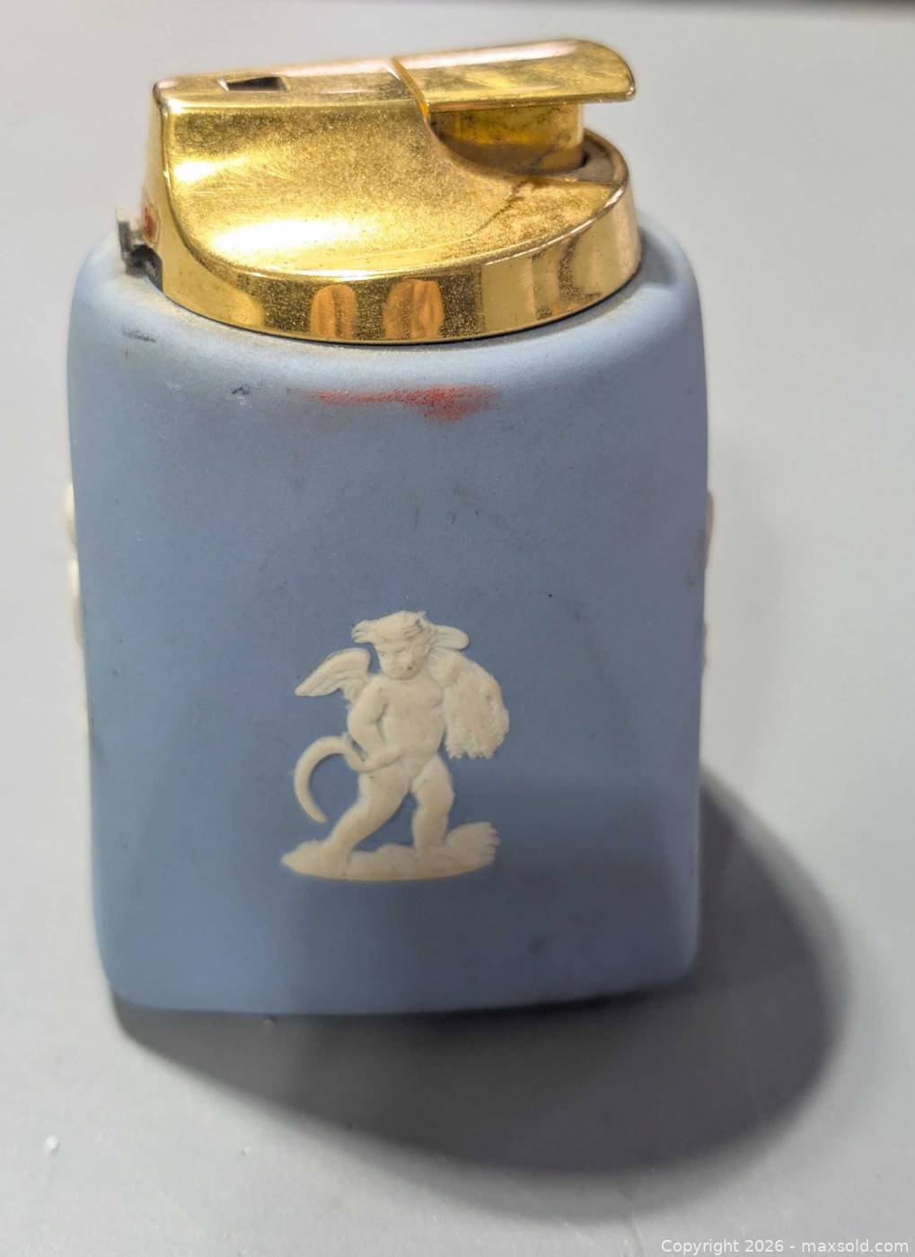 Ronson pale blue jasperware-style tabletop lighter | Maxsold