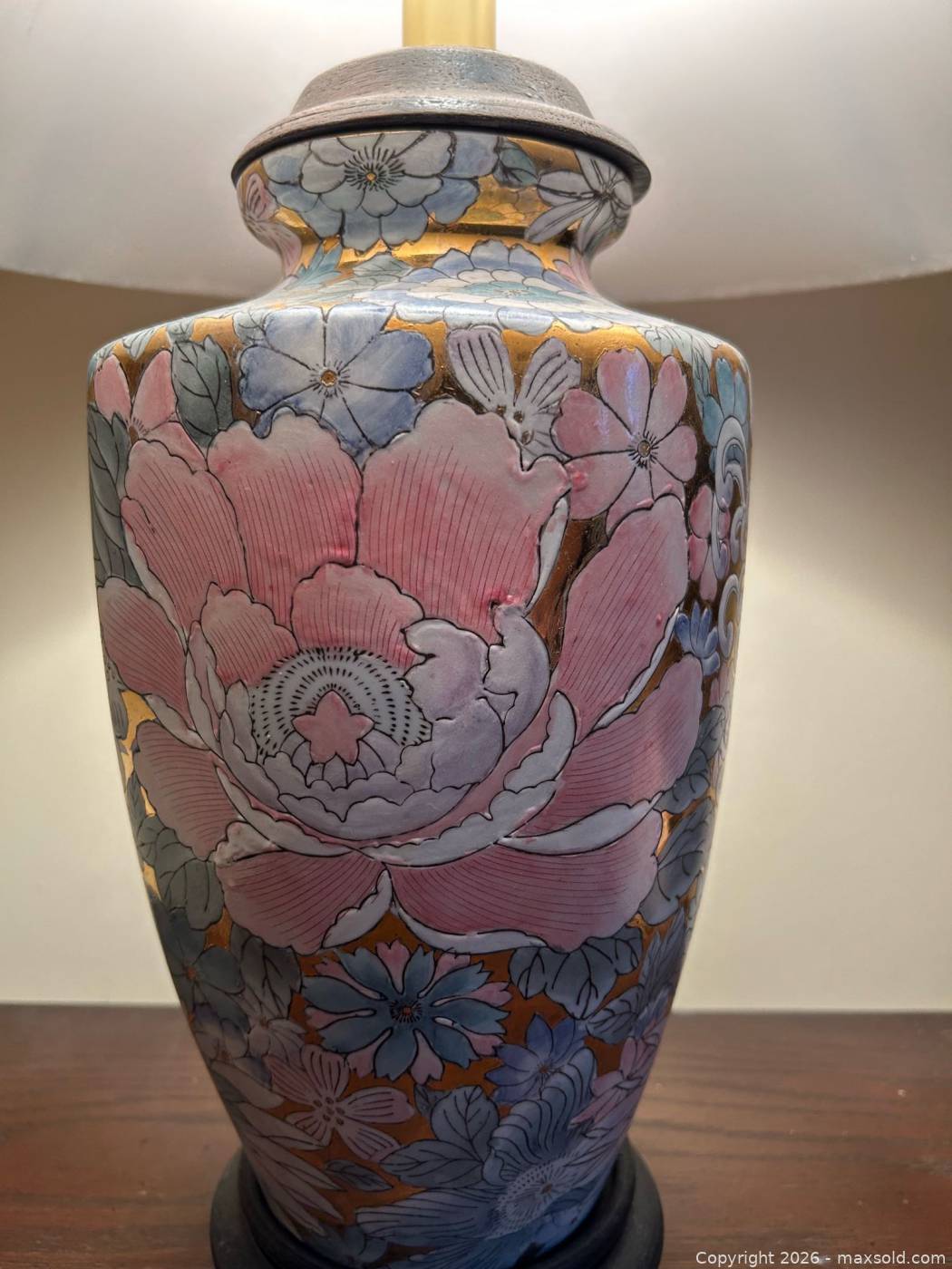 Hand-painted porcelain table lamp | Maxsold