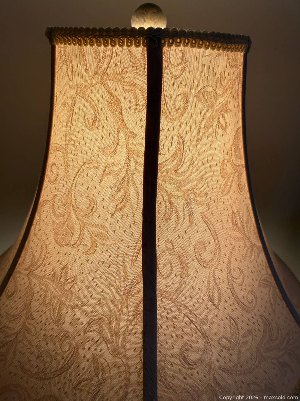 Hand-painted porcelain table lamp | Maxsold