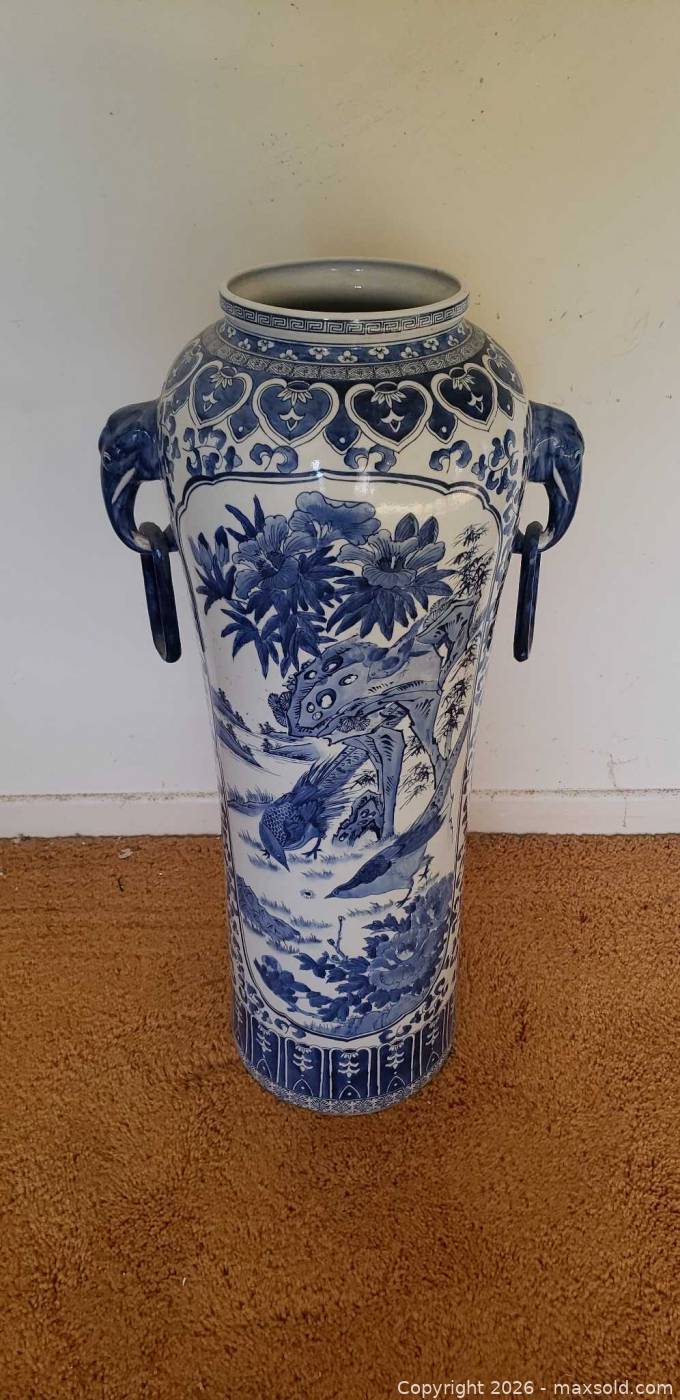 Large Chinese blue & white porcelain umbrella stand | Maxsold