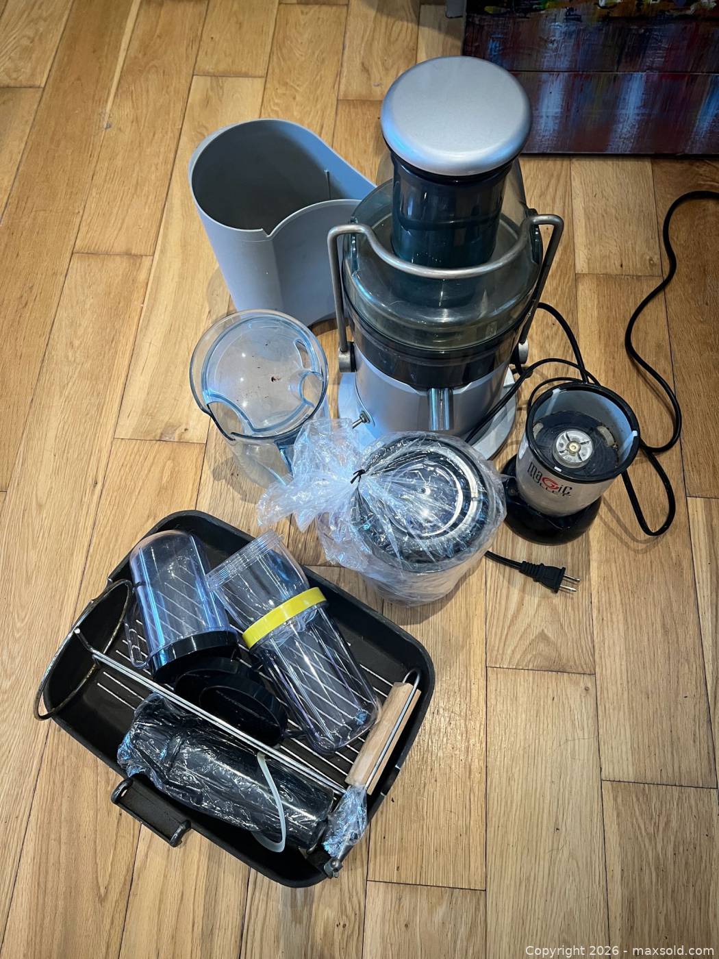 Juicer and Magic Bullet blender pieces | Maxsold