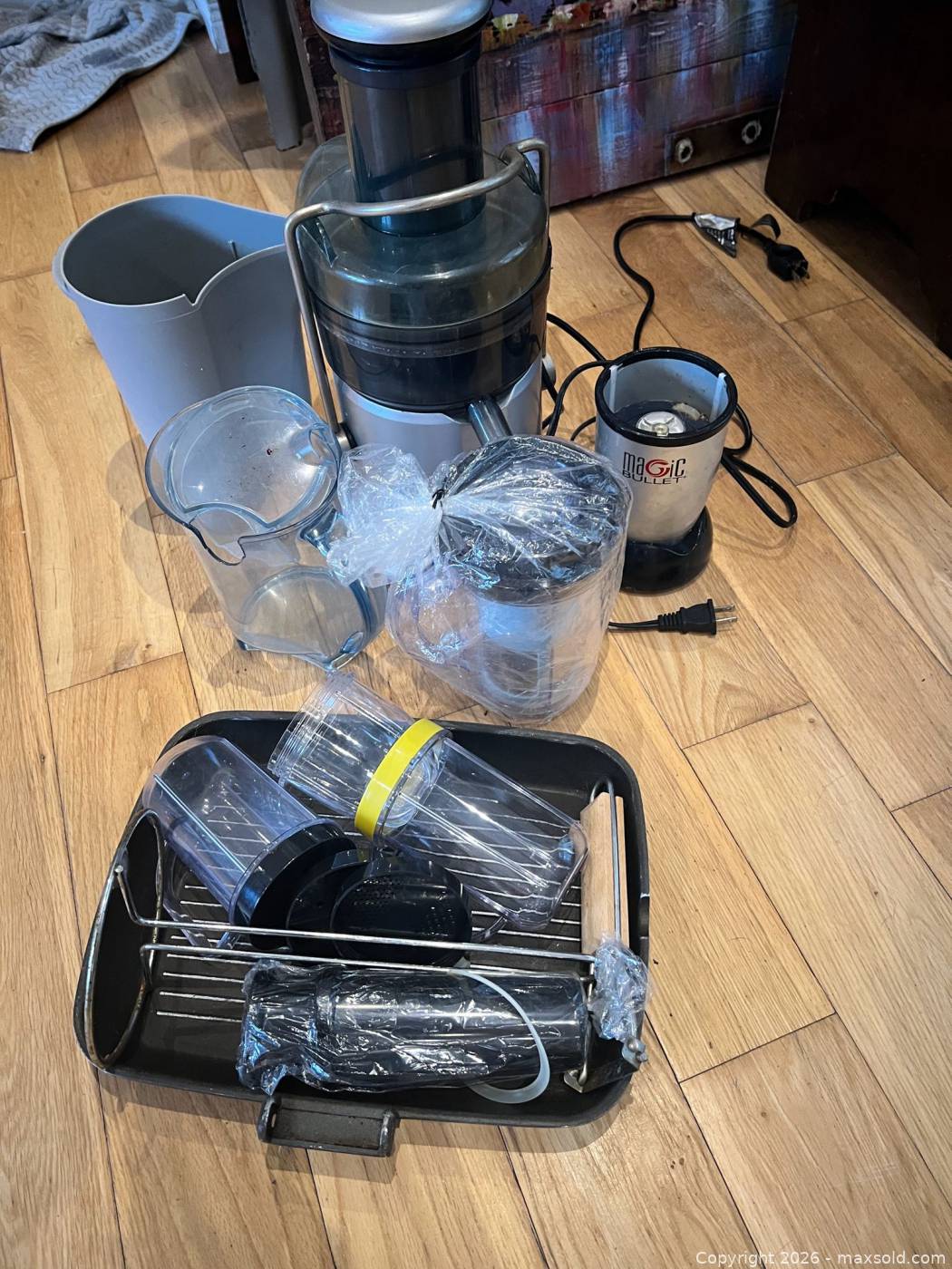 Juicer and Magic Bullet blender pieces | Maxsold