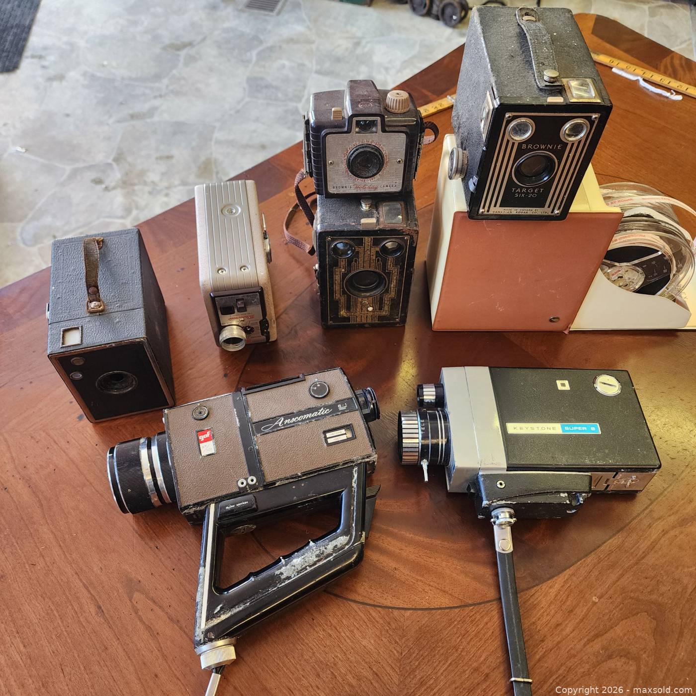 Vintage movie & box cameras with film reels | Maxsold