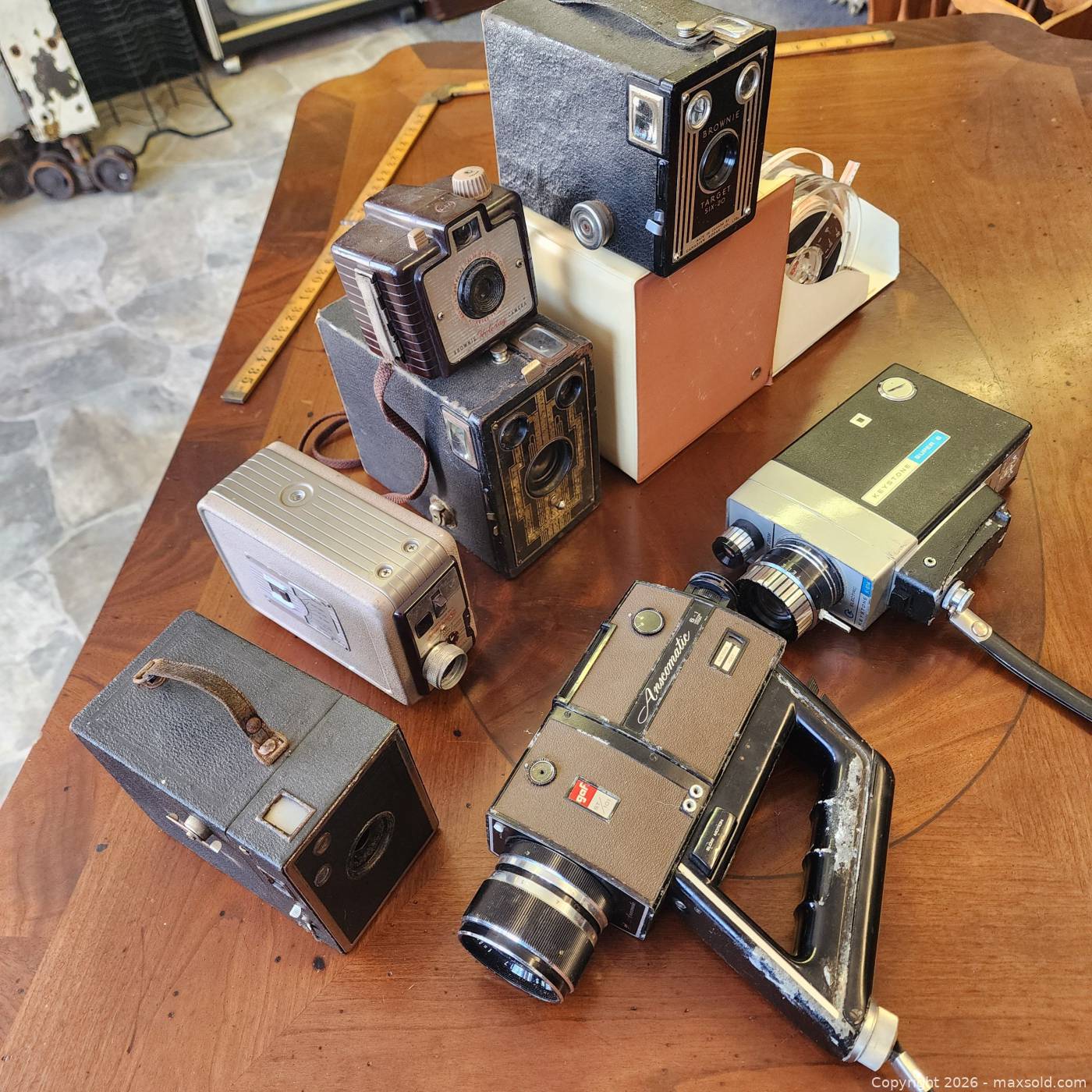 Vintage movie & box cameras with film reels | Maxsold