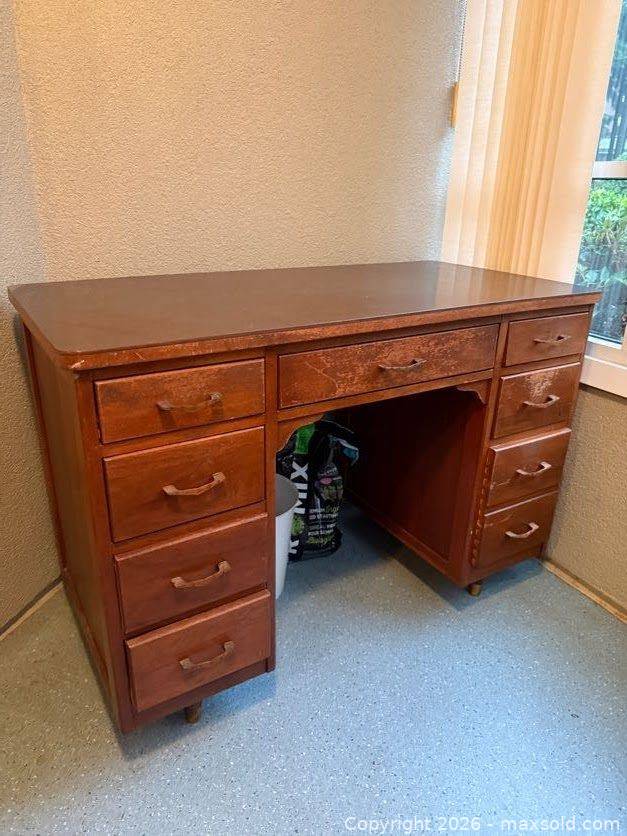 Mid-century nine-drawer wooden knee-hole desk | Maxsold