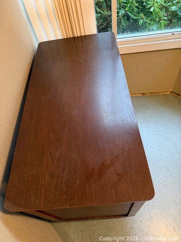Mid-century nine-drawer wooden knee-hole desk | Maxsold