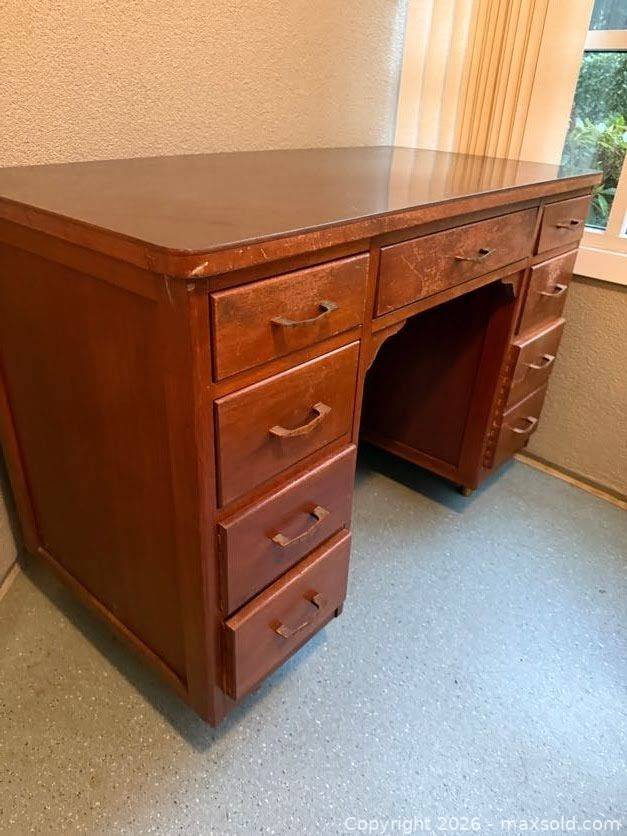 Mid-century nine-drawer wooden knee-hole desk | Maxsold