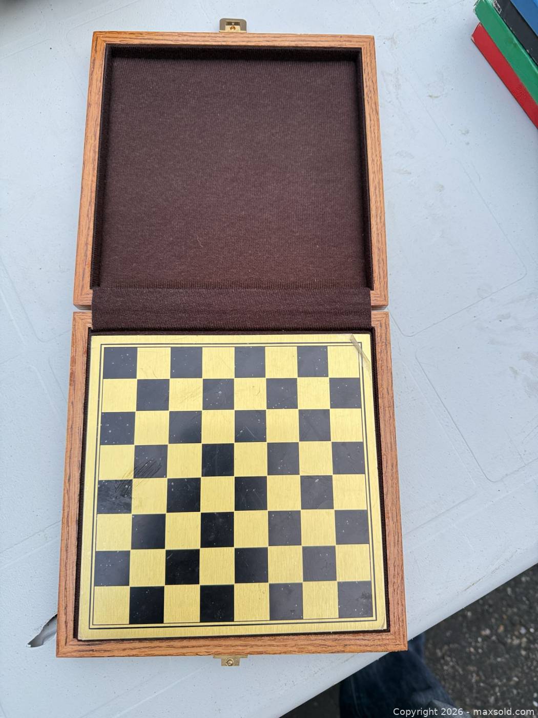 Wood box metal chess set, 32 pieces | Maxsold