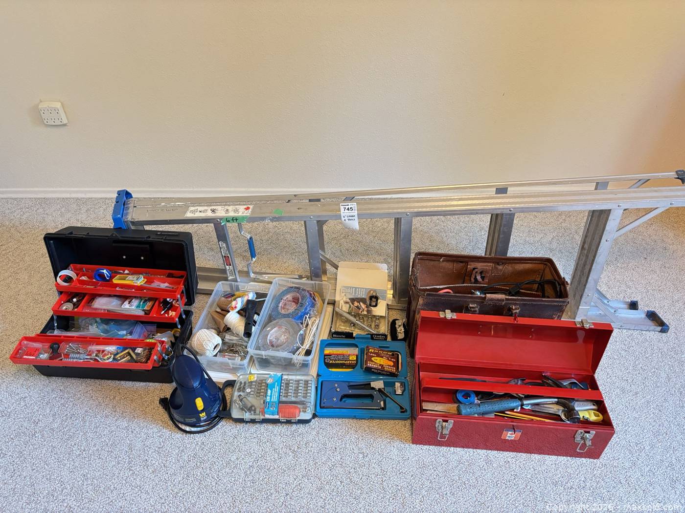 Hand tools, toolboxes, leather bag, ladders | Maxsold